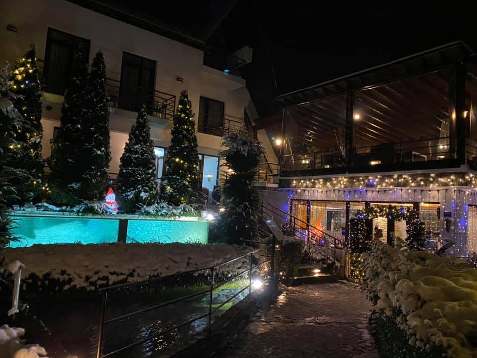 Revelion 2023 Poiana Tapului Busteni Hotel Izvorul cu Pastravi Pico Mar ...