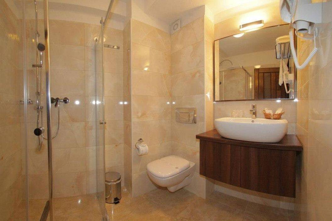 Vacanta schi 2023-2024 in Muntii Sureanu Hotel Resort Sfantul Petru ...