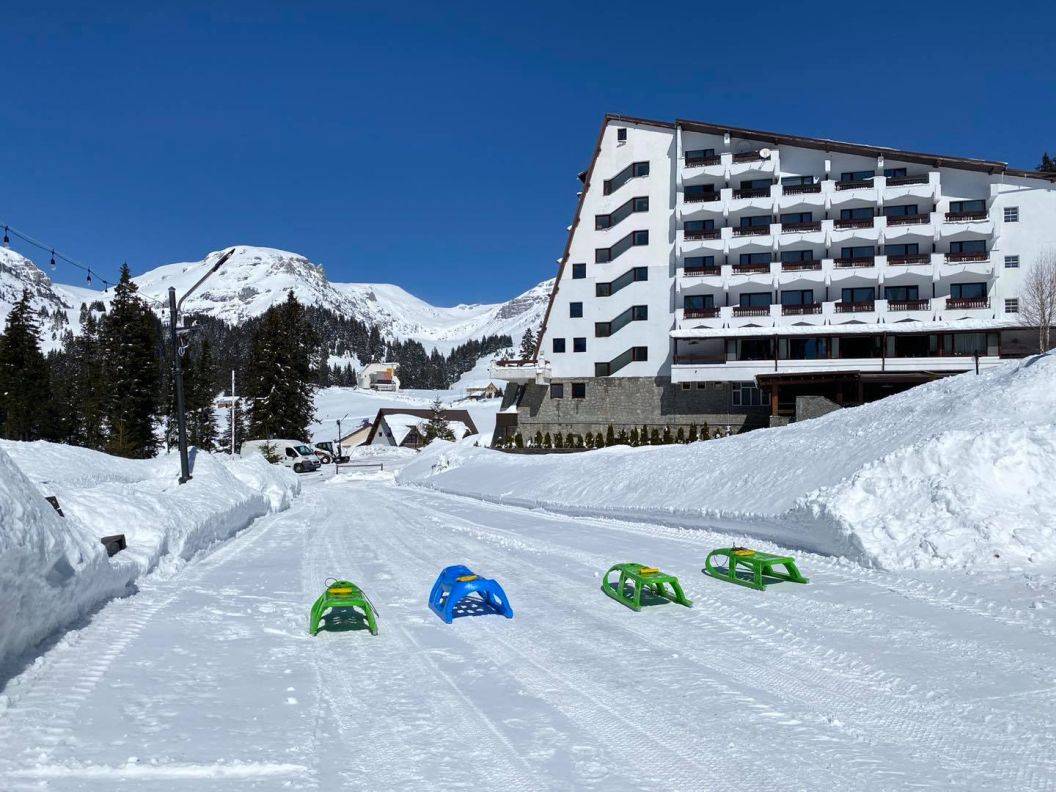 Craciunul 2023 in Parcul Natural Bucegi Hotel Pestera Pico Mar Travel