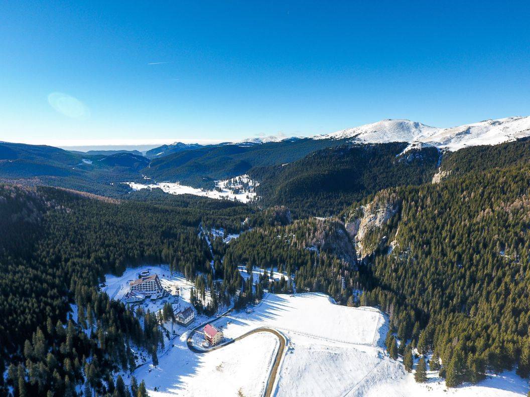 Craciunul 2023 in Parcul Natural Bucegi Hotel Pestera Pico Mar Travel