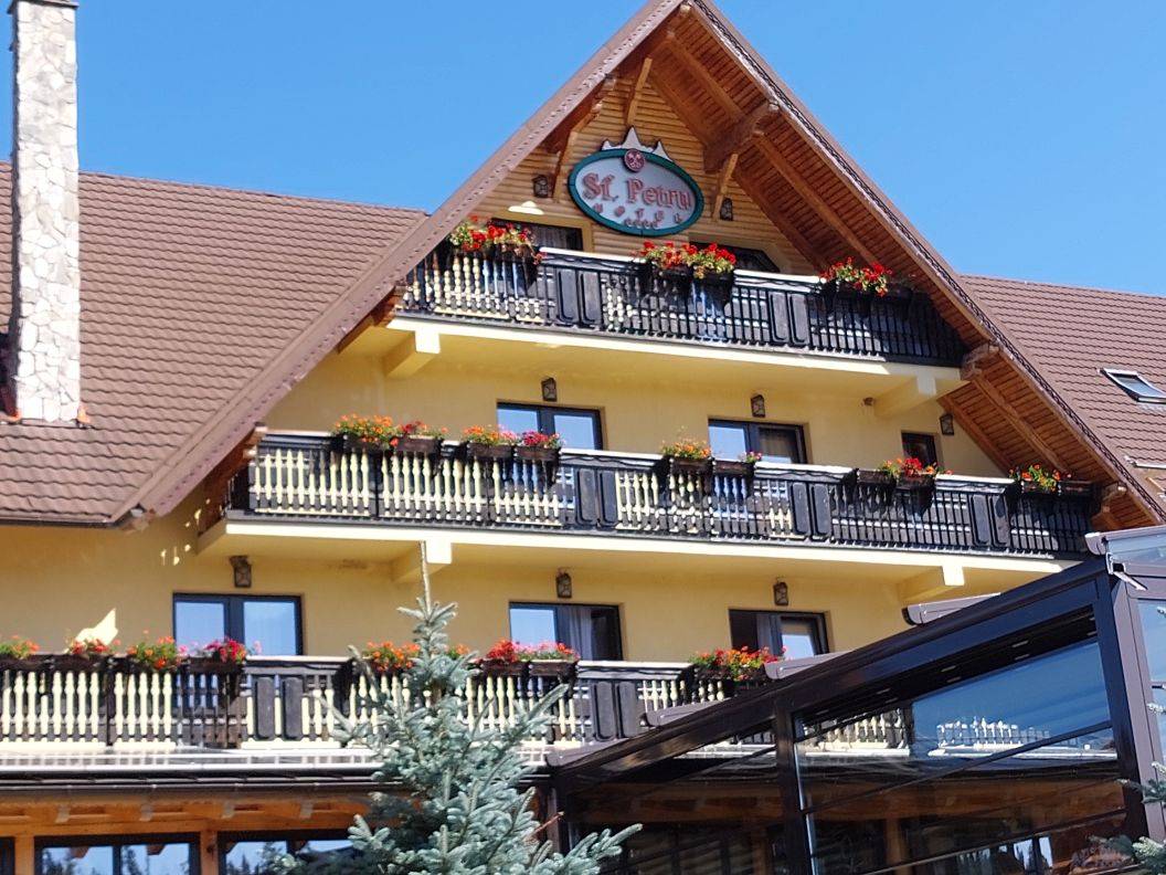 Vacanta schi 2023-2024 in Muntii Sureanu Hotel Resort Sfantul Petru ...